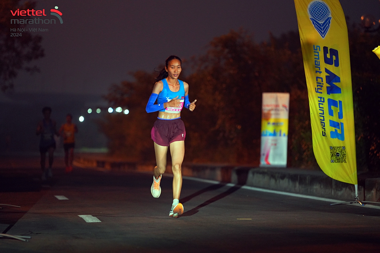 "Bông hồng" Kan Sreyroth cùng dàn VĐV elite chủ nhà "oanh tạc" đường chạy Viettel Marathon chặng ...